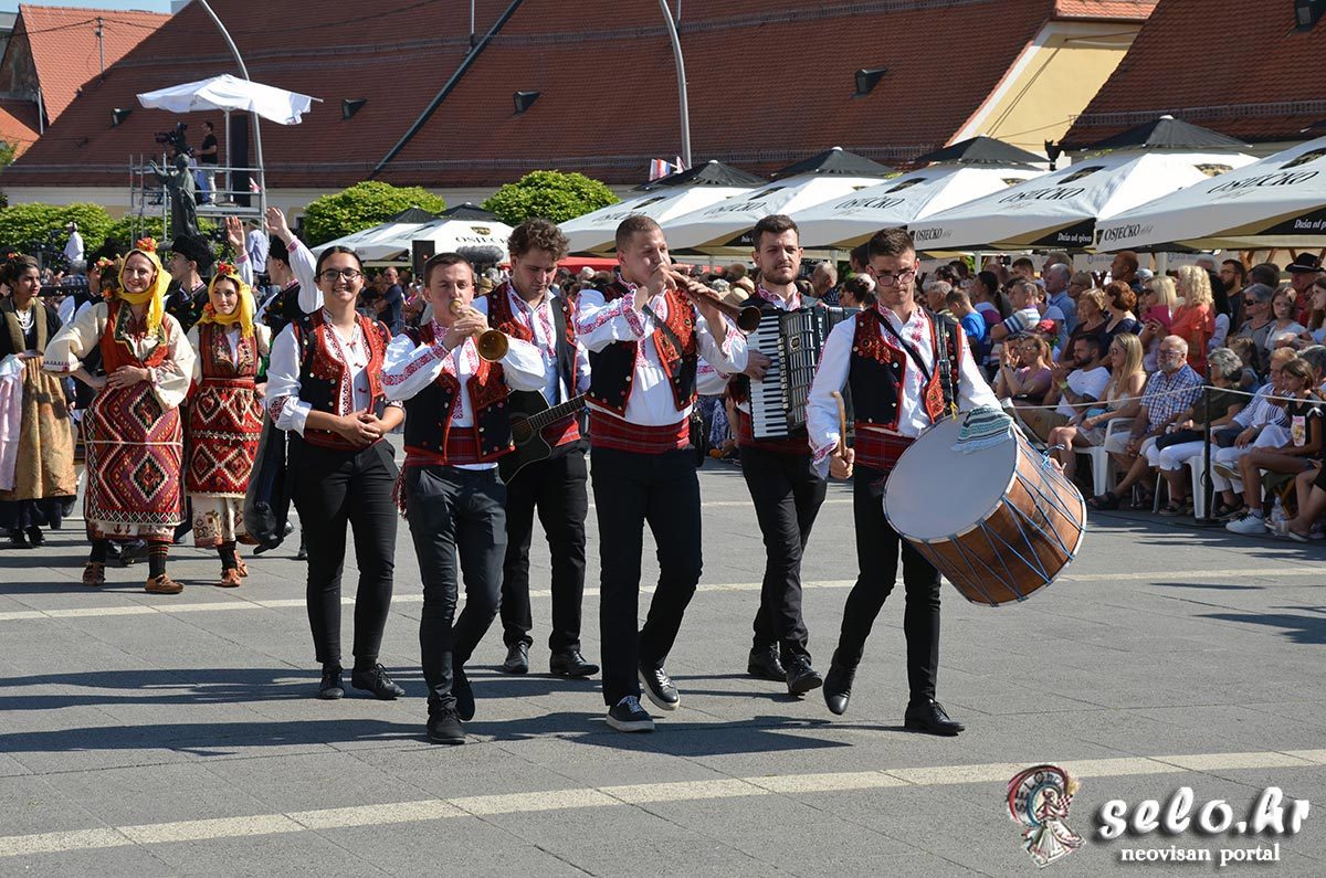 57. Đakovački vezovi 2023. – Svečana povorka – Selo.hr
