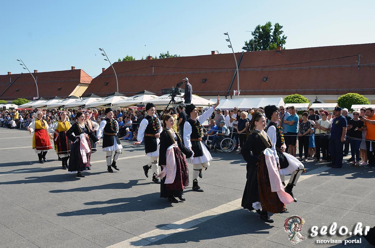 57. Đakovački vezovi 2023. – Svečana povorka – Selo.hr